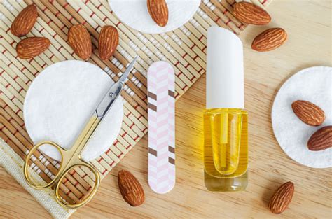 천연 손톱과 표피 치료를위한 아몬드 오일 가위 및 손톱 파일이있는 작은 병 집에서 만든 매니큐어와 페디큐어 개념 상단보기 Opy 공간 0명에 대한 스톡 사진 및 기타 이미지