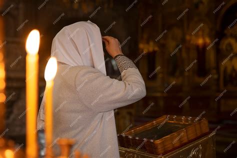 Люди зажигают свечи в церкви в честь греческой пасхи | Бесплатно Фото