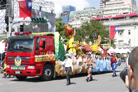 Mg8061 台灣2017年雙十國慶花車遊行表演（多維記者：杜晉軒攝） Du Jinxuan Flickr