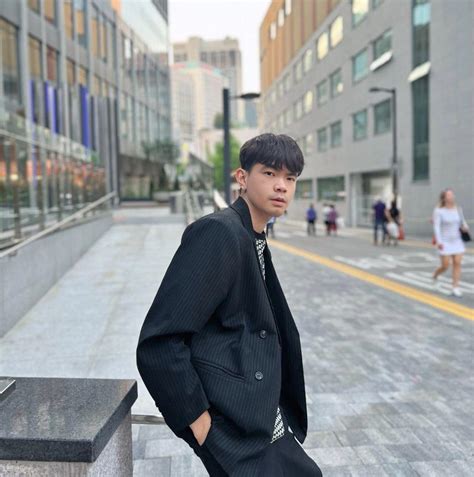 四叉貓。劉宇（滾動） 【李麗娟補教老師身分曝光】（1028） 本刊查出，金門出生的李麗娟是一名安親班老師， 今年63歲，任職的安親班，隱