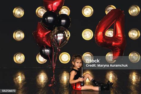 파티와 축하 생일 발룬 발롱 추상 장식 바위 스타일로 옷을 입은 소녀 생일을 축하하는 록 걸 소녀가 마십니다 어린 소녀는 네