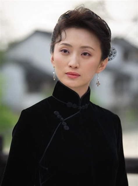 演員許亞軍，四任妻子都是藝人，個個天生麗質，明星何晴是第三任 每日頭條