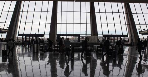 美공화 덜레스공항을 트럼프공항으로…민주 감옥에나 붙여라