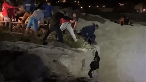 ВИДЕО Голема трагедија рано утринава 15 лица загинаа по 20 се трага