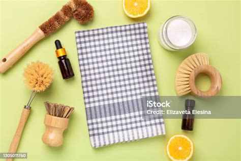친환경 세정 제품 및 도구 대나무 액세서리와 주방 청소를위한 천연 제품 맨 위 보기입니다 복사 공간 0에 대한 스톡 사진 및