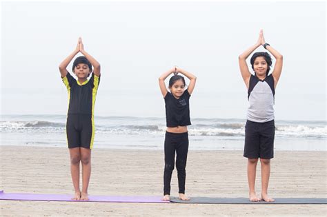 세계 요가의 날을 맞아 해변에서 운동 매트에서 요가를 연습하는 어린이들 요가에 대한 스톡 사진 및 기타 이미지 요가 서