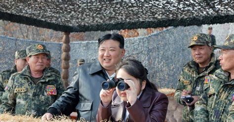 1호 흉내 낸 주애…김정은·간부들 앞에서 망원경 들고 軍훈련 지켜봐