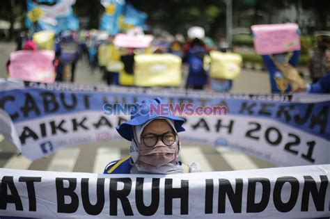 FOTO Gabungan Serikat Buruh Indonesia Tuntut Pemerintah Cabut UU Cipta Kerja