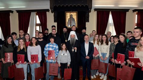 Порфирије доделио стипендије студентима и ђацима из породица са више деце — Rt Balkan