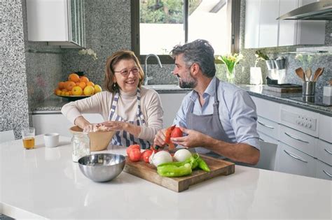 Madre E Hijo Cocinando Juntos En La Mesa Foto Premium
