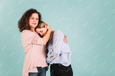 Madre Consolando A La Hija Triste Foto Gratis