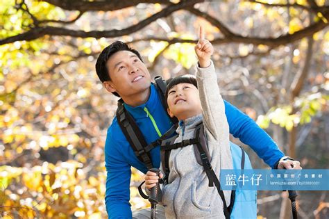 父子俩徒步旅行 蓝牛仔影像 中国原创广告影像素材