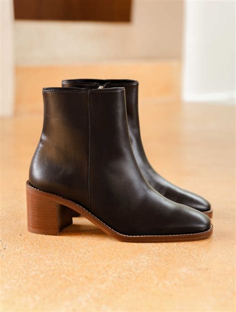 Hada Passion Black Flat Pointed Toe Ankle Boots In Black Leather