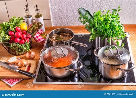 Kokende Potten Op Het Fornuis Stock Afbeelding Image Of Huis Open