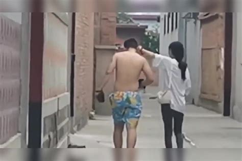 你被广东媳妇拧耳朵的姿势虽然很狼狈，但你刚刚吹牛的样子很美！