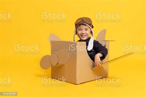 노란색 배경에 고립 된 골판지 비행기를 가지고 노는 아시아 어린 소년 꿈꾸기에 대한 스톡 사진 및 기타 이미지 꿈꾸기 놀기 놀이 Istock