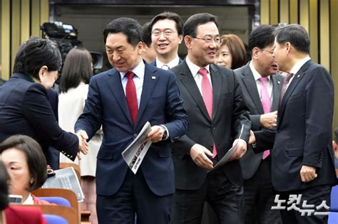 원내대표 선출 의원총회 참석하는 김기현 주호영 노컷뉴스