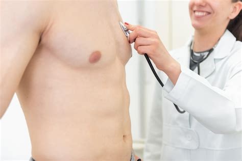Premium Photo Diligent Doctor Conducting A Thorough Physical