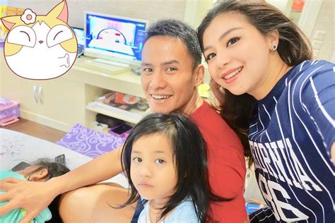 7 Portraits Of Choky Sitohang Raising His Two Daughters A Caring Father