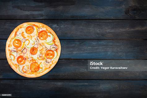 토마토 스쿼시 양파와 어두운 나무 배경에 달콤한 고추의 조각과 함께 완벽 한 피자 상위 뷰 건강에 좋지 않은 음식에 대한 스톡