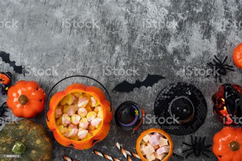 장식 해피 할로윈 날 배경 개념의 테이블 상단보기 항공 이미지입니다 플랫 레이 액세서리 필수 대상 파티 Athe 호박 과 달콤한