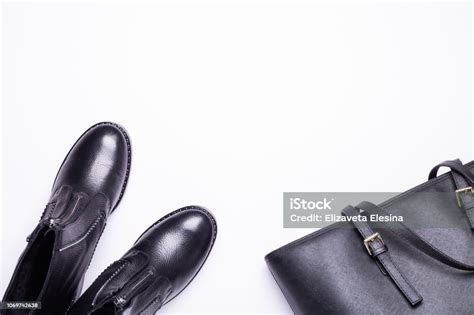 여성 액세서리입니다 흰색 바탕에 블랙 세련 된 부츠 블랙 고급 가죽 가방 최고의 볼 수 있습니다 플랫이 하다 0명에 대한 스톡 사진 및 기타 이미지 Istock