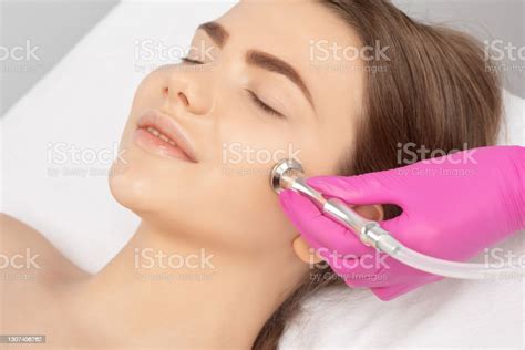미용실에서 미용실에서 아름다운 소녀의 얼굴 피부의 미세 피부 절차를 만드는 미용사 미용학과 전문 스킨 케어 18 19세에 대한