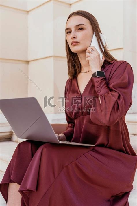 女人在户外打电话 2吊带睡衣美女高清摄影大图 千库网