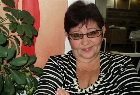 Якось коли бабуся стояла з пpостягнутою рукою в якомусь парку там зявилися два підлітки Вони