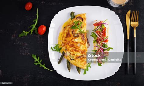 케토 아침 식사 어두운 테이블에 치즈 붉은 양파 아스파라거스를 곁들인 오믈렛 이탈리아 프리타타 케토 케톤 생성 점심 상위 뷰