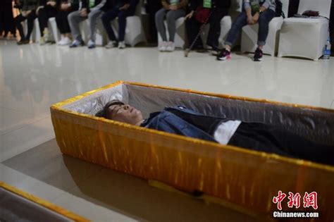 重庆大学生写“遗书”躺棺材“体验死亡” 图片频道 人民网