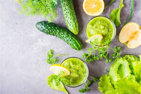 테이블에 투명 한 유리에 레몬 주스 신선한 허브 녹색 사과 오이에서 상쾌한 스무디 0명에 대한 스톡 사진 및 기타 이미지 0