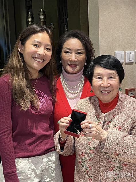 吳君如廣邀好友賀媽媽91歲生日 冬嬸逆齡生長同個女似姊妹花 事事如意生活網站