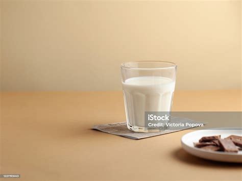 우유 한 잔 흰색 접시에 초콜릿 농장 낙농 제품의 개념 우유의 사용 공간을 복사합니다 0명에 대한 스톡 사진 및 기타 이미지