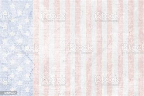 반투명 미국 국기 디자인은 퇴색하는 파스텔 색상의 수평 나무 질감 벡터 배경 전체에 고르지 않은 질감이 있는 오래된 풍화된 전체 프레임 배경을 얼룩덜룩하게 만들었습니다 미국