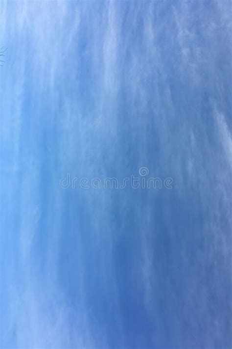 Azul Clássico Pantone Nuvens Céu Azul Fundo Céu Azul Nuvem Foto