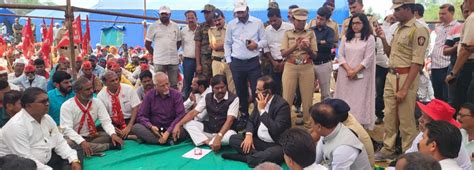 Farmers Long March मागण्या मान्य झाल्याने लॉंग मार्चमधील शेतकरी