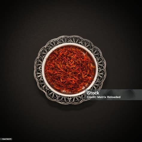 말린 풍부한 주홍 색 빨간 실은 검은 색 배경에 빈티지 실버 접시 접시에 유기농 페르시아 사프란 사르골 향신료의 오명을 건조