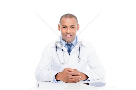 坐在听诊器和数字平板电脑的英俊的非洲医生高清图片下载 正版图片502716152 摄图网