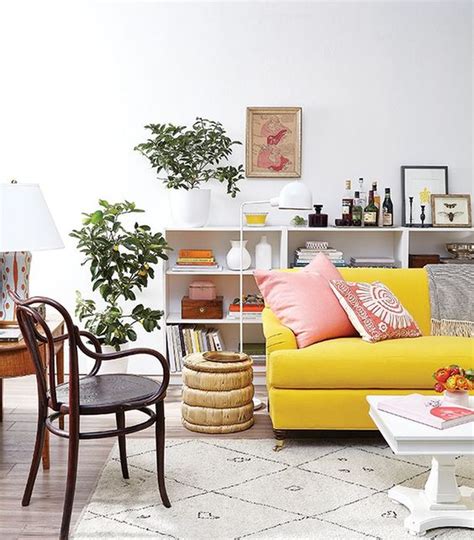 Ruangan Tampil Beda Dengan Si Cantik Sofa Kuning Yang Jadi Pusat