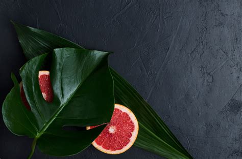 검은 배경에 잘 익고 육즙 자몽과 녹색 신선한 이국적인 잎의 상단보기 설계를 위한 빈 공간 0명에 대한 스톡 사진 및 기타 이미지 Istock