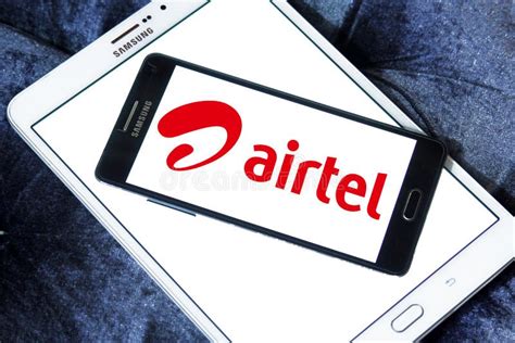 Логотип оператора мобильной связи Airtel Редакционное Стоковое Фото