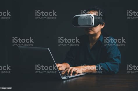 가상 현실의 안경을 쓴 여자 미래 기술 개념입니다 메타버스 기술 개념입니다 Vr 가상 현실 고글 미래 지향적 인 라이프 스타일