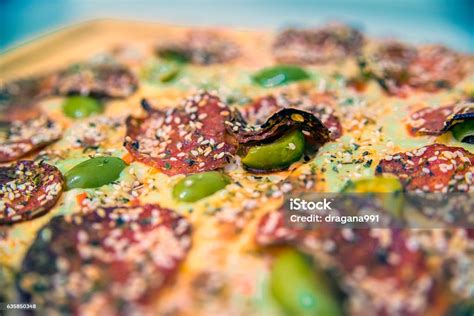 나무 테이블에 맛있는 피자를 제공합니다 소박한 수제 아메리칸 피자 0명에 대한 스톡 사진 및 기타 이미지 0명 가득 찬 갈색 Istock