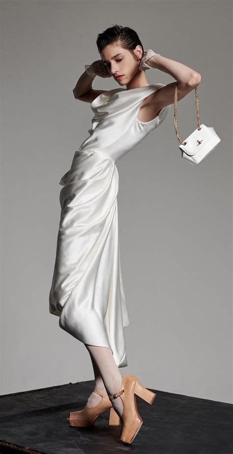 Pin By 🇨🇳 On 褶皱布料练习 Female Pose Reference Female Poses Model Poses