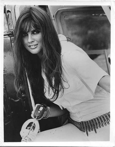 Caroline Munro Sexy Par Hélicoptère Avec Balle Gunbelt Vintage 8x10