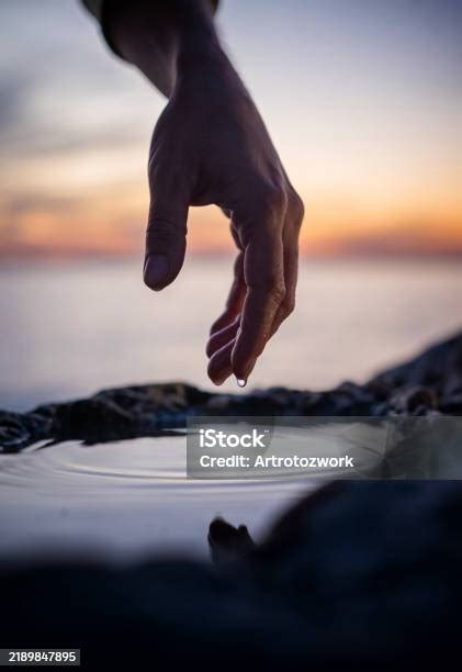 아름다운 석양 빛 속에서 손가락으로 수면을 만지는 아름다운 여성의 손 30 34세에 대한 스톡 사진 및 기타 이미지 30 34세 건강한 생활방식 모션 Istock
