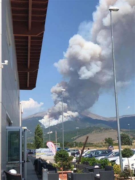 Vasto Incendio Sulle Montagne Di Pizzoli In Atto Cronaca L Aquila