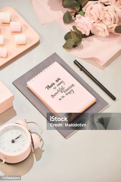 선물 상자 알람 시계와 평면 위치 스타일에서 화이트 탁상용 보기에 분홍색 장미 꽃 어머니 또는 여자에 대 한 인사말 카드입니다