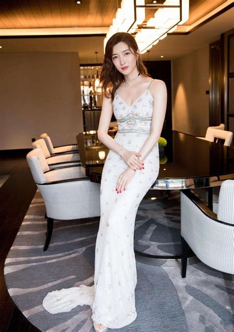 江疏影哪像33歲的女人，穿短袖配黃色短褲，陽光下美得像初戀 每日頭條